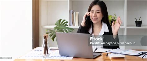 책상에 앉아 노트북 컴퓨터로 작업 하는 아름 다운 사업가의 Protrait Brand Name Smart Phone에 대한 스톡 사진 및 기타 이미지 Brand Name