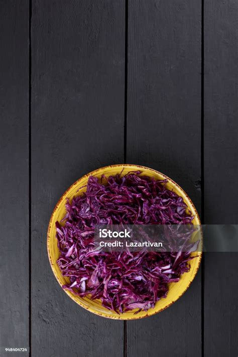 검은색에 자주색 양배추 노란색 접시 복사 공간 평면도 채식주의 음식 어두운 보드에 신선한 야채에 붉은 양배추를 다진 미니 갈기갈기 찢어진에 대한 스톡 사진 및 기타 이미지
