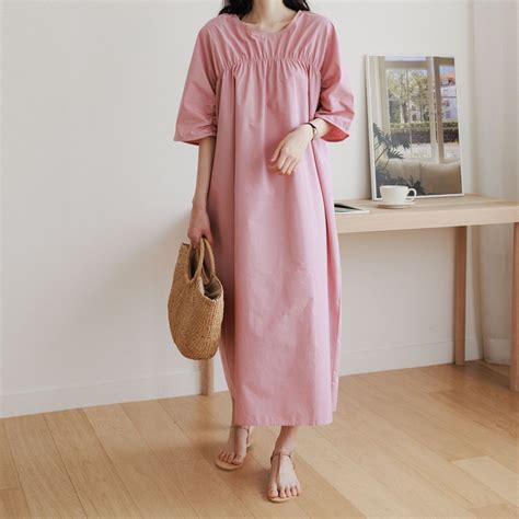 루즈핏 요크 절개 셔링 롱 원피스