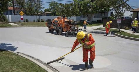 멀쩡한 아스팔트에 흰색 페인트칠la가 폭염과 싸우는 방법