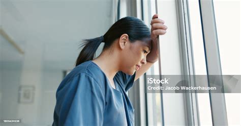 우울증 슬픔 또는 환자 상실 또는 죽음에 대한 분노가 있는 건강 관리 스트레스 및 여성 의사 번아웃 불안 또는 현기증 두통 또는 브레인 포그 재난 또는 실수로 병원 실패 및