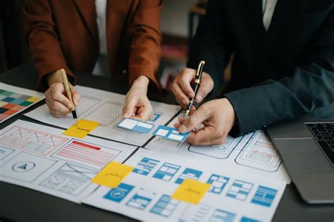 ux developer and ui designer brainstorming about mobile app interface