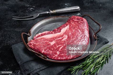 로즈마리가 있는 강철 트레이에 생톱 등심 쇠고기 고기 스테이크 검은 색 배경 위쪽 보기 0명에 대한 스톡 사진 및 기타 이미지 0명 검은색 고기 Istock