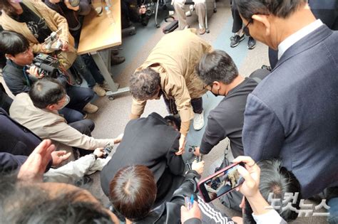 전두환 손자 전우원 5·18민주묘지 참배…겉옷으로 묘비 닦아 종합 노컷뉴스