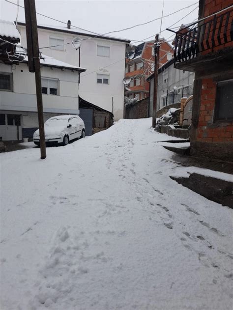 Пролетен снег во поширокиот дебарски регион засега не создава проблеми во сообраќајот