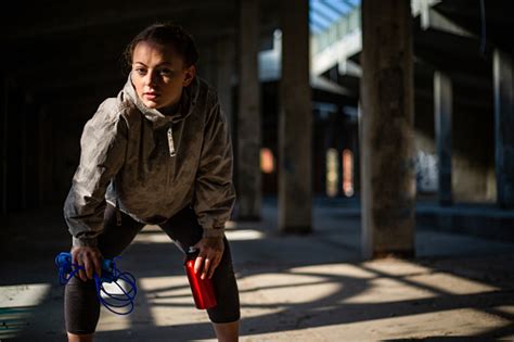 젊은 스포츠 여자 하 고 몸 형성 운동 에 오래 된 버려진 된 건물 로프 점프 훈련에서 휴식을 복용 20 24세에 대한 스톡 사진 및 기타 이미지 Istock