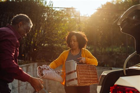 아프리카 계 미국인 부부가 자동차 트렁크에서 수하물을 하역합니다 가족에 대한 스톡 사진 및 기타 이미지 가족 자동차 여행