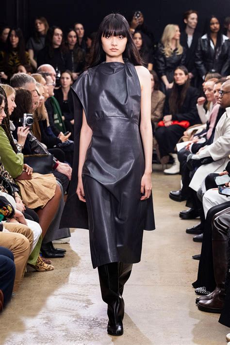 패션엔 리뷰 미니멀리스트 미학 프로엔자 스콜러 2024 Fw 컬렉션