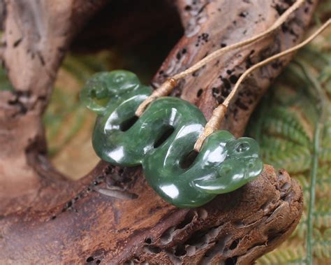Nz Greenstone Large Pekapeka Pendant Bc234 Kawakawa Pounamu