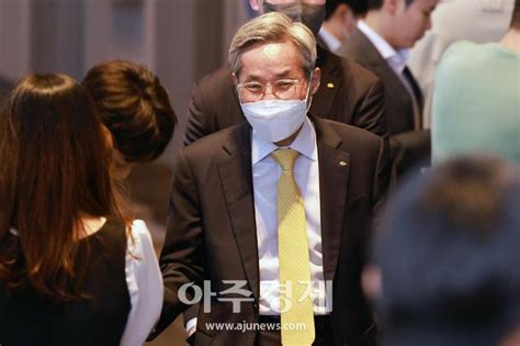 포토 윤종규 Kb금융회장 새신랑 이승기 볼 생각에 미소 아주경제