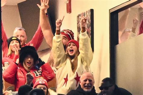 Travis Kelce Celebrated His Touchdown With Heart Hands For Taylor Swift