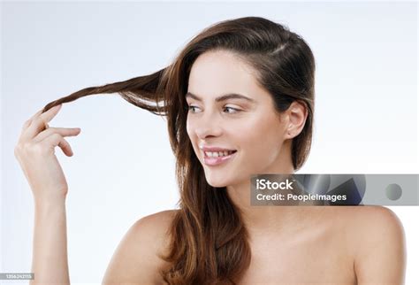 하얀 배경에 포즈를 취하는 아름다운 젊은 여성의 스튜디오 샷 건강한 생활방식에 대한 스톡 사진 및 기타 이미지 건강한 생활