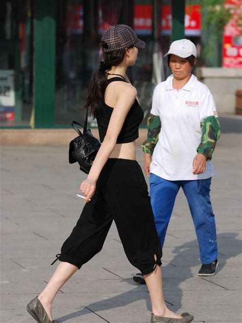 路人街拍 穿黑色衣服抽烟的小姐姐 抽的不是烟是寂寞