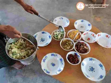 စစ်ဘေးရှောင်စခန်းအတွက် မုံရွာ အမြင့်လမ်း သပိတ်ဦးဆောင်ကော်မတီမှ နေ့လယ်စာလှူဒါန်း Khit Thit Media