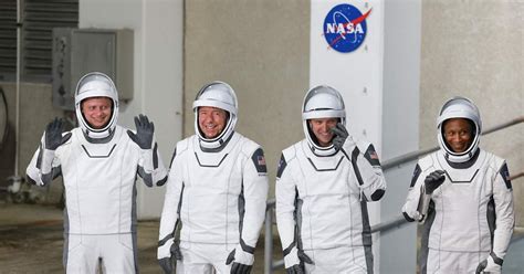 스페이스x 팰컨9 로켓 탑승 전 포즈 취하는 우주인