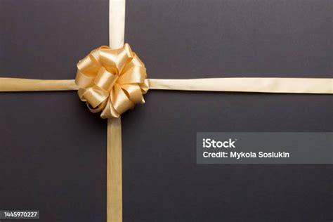 골드 리본의 상단 보기 압연 및 노란색 활 은 컬러 배경에 격리 복사 공간이 있는 플랫 레이 1위에 대한 스톡 사진 및 기타 이미지 Istock