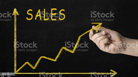 판매 성능입니다 손 매출에서 성장을 보여주는 증가 비즈니스 차트 그리기 개선에 대한 스톡 사진 및 기타 이미지 개선 경제 그래프 Istock