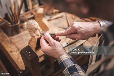 나무 그림을 조각 하는 워크 벤치에서 나무 조각가 목재 재료에 대한 스톡 사진 및 기타 이미지 목재 재료 깎아서 만듬 장식용 조각상 Istock