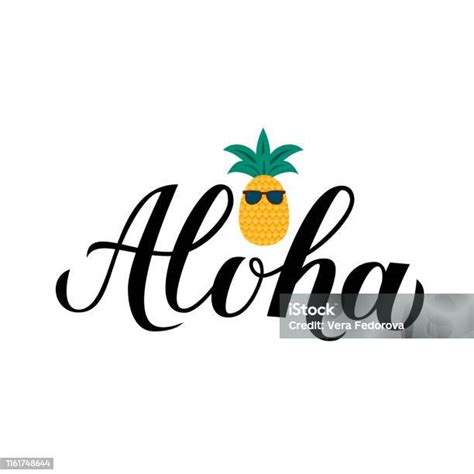 알로하 서예 브러쉬 레터링과 만화 파인애플 여름 휴가 개념입니다 손으로 쓴 하와이 어 구문 안녕하세요 로고 디자인 배너 포스터 전단지 Tshot을위한 벡터 템플릿 그리기에