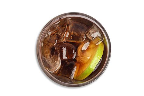 얼음과 라임 조각이 있는 어두운 음료는 흰색 배경에 고립되어 있습니다 감귤류 과일에 대한 스톡 사진 및 기타 이미지 감귤류 과일 고명 공란 Istock