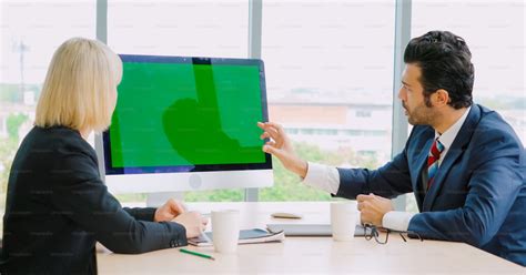 사무실 테이블에 녹색 스크린 크로마 키 Tv 또는 컴퓨터가 있는 회의실의 비즈니스 사람들 화상 회의에서 만나는 사업가와 사업가의 다양한 그룹 사진 Unsplash의