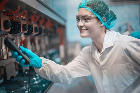 물 생산 팀은 바코드 스캐너를 사용하여 지침에 따라 정확한 병 배열을 보장합니다 3d 스캔에 대한 스톡 사진 및 기타 이미지 3d 스캔 3차원 형태 Qr코드 Istock