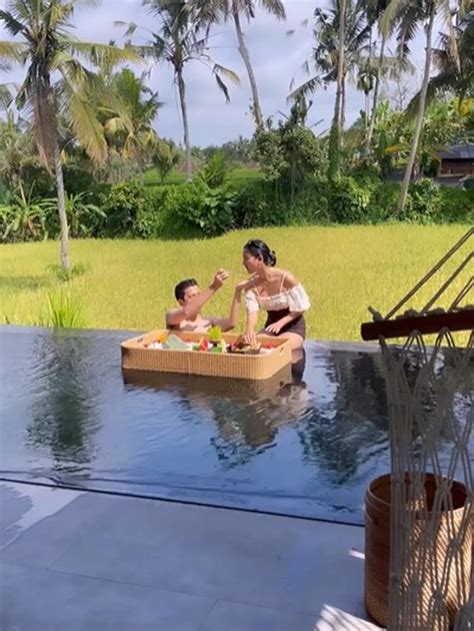 Jadi Pengantin Baru Intip Gaya Bulan Madu 7 Selebriti Tanah Air Yang Manis