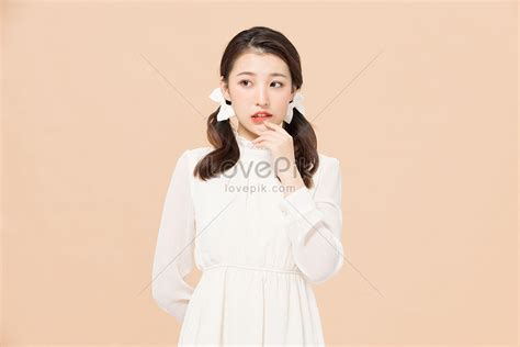 더블 포니 테일을 가진 한국 소녀