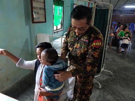 ကျောက်ဖြူမြို့၌ မိုခါမုန်တိုင်းဘေးဒဏ်ခံရသည့် ဒေသခံပြည်သူများအား နယ်လှည့်ဆေးကုသရေးအဖွဲ့မှ ကျန