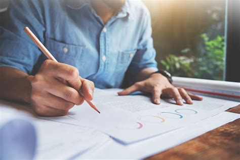 연필로 문서 용지에 남자 손 글씨를 닫습니다 프리랜서 디자이너가 자신의 직업을 그립니다 기업 재무와 산업에 대한 스톡 사진 및 기타 이미지 기업 재무와 산업 다이어그램