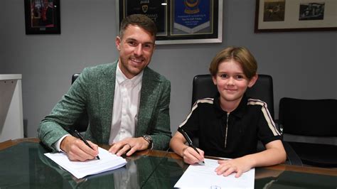 در اقدامی جالب، آرون رمزی و فرزندش با هم به کاردیف پیوستند عکس طرفداری