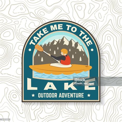 호수 로고 패치로 데려다 줘 캠핑 인용문 벡터 일러스트레이션 셔츠 또는 로고 인쇄 우표 또는 티에 대한 개념 카누 호수 및 산 실루엣으로 남자와 빈티지 타이포그래피 디자인