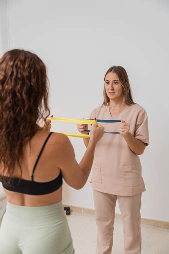 재활 및 회복을 위한 저항 밴드 운동에서 환자를 안내하는 물리 치료사 2명에 대한 스톡 사진 및 기타 이미지 2명 건강관리와 의술 건강한 생활방식 Istock