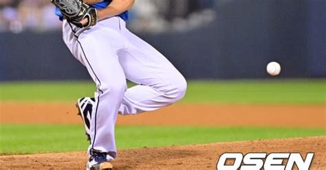 사진 타구에 엉덩이 맞은 홍건희 깜짝이야 조선비즈