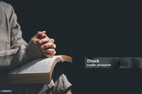 그리스도인의 삶 위기 하나님께 드리는 기도 여자는 더 나은 삶을 살기를 바라는 신의 축복을 위해기도합니다 성경과 함께 신에게 기도하는 여성의 손 용서를 구하고 선을