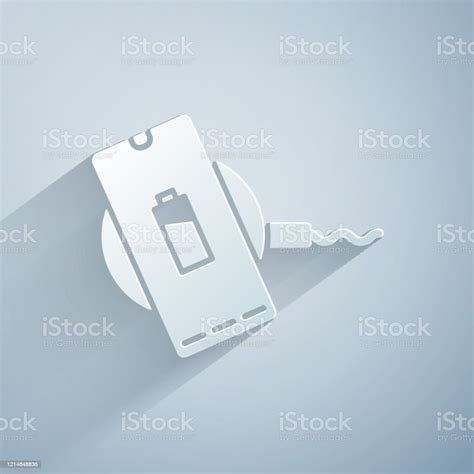 종이 잘라 스마트폰 회색 배경에 격리 된 무선 충전기 아이콘에 충전 충전 패드에서 배터리를 충전합니다 종이 아트 스타일입니다 벡터 일러스트레이션 개념에 대한 스톡 벡터 아트