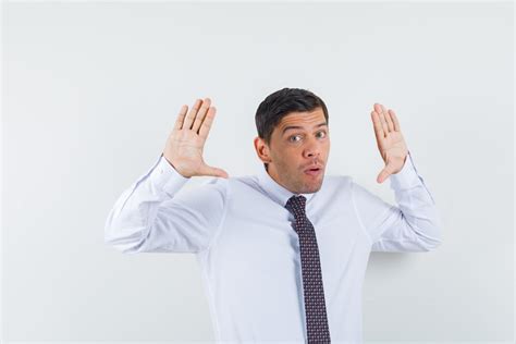 표현적인 남자가 스튜디오에서 포즈를 취하는 무료 사진