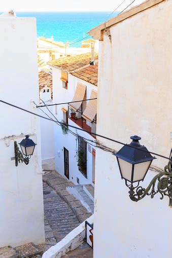 화이트 하우스와 조약돌 도로와 구시 가지의 아름다운 좁은 거리 알테아 스페인 Spanish Tour에 대한 스톡 사진 및 기타