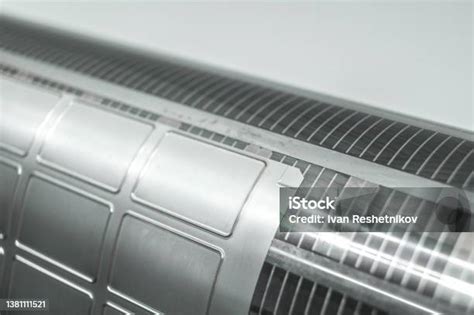 회전 인쇄기의 다이 절단을 위해 플렉시블 다이가 부착된 마그네틱 실린더를 사용했습니다 라벨의 다이 커팅 종이 라벨에 칼을 잘라