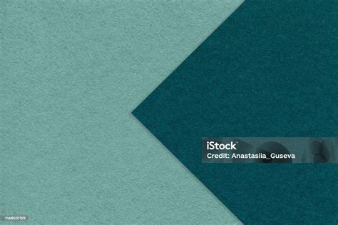 청록색 종이 배경의 질감 에메랄드 화살표 매크로가 있는 반 두 가지 색상 조밀 한 기술 청록색 판지의 구조 청록색에 대한 스톡