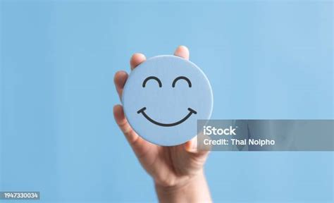 행복한 미소 얼굴 긍정적 인 생각 정신 건강 평가 좋은 피드백 평가 및 긍정적 인 고객 리뷰 경험 만족도 조사 치료 세계 정신 건강의 날 개념을 잡는 손 고객 중심에 대한