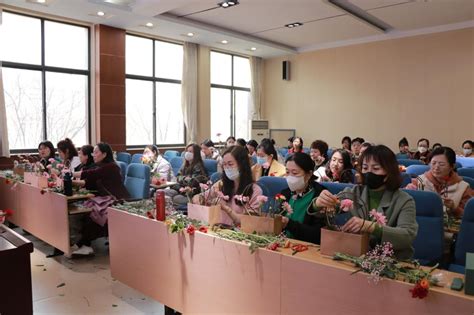 与美丽同行—经管学院举办三八妇女节插花活动 山东科技大学经济管理学院