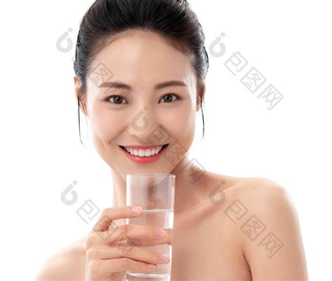 青年女人手拿水杯 包图企业站