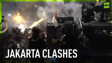 Clashes Erupt In Jakarta After Parliament Storm Attempt