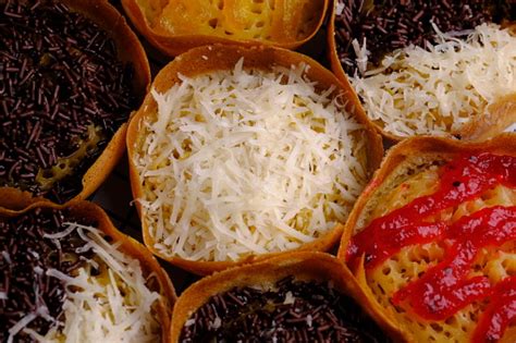 마르타박 마니스 미니 달콤한 마르타박 밀가루 계란 바닐라로 만든 달콤한 스낵에 강판 치즈 초콜릿 메스 파인애플 딸기 잼을 얹었습니다 흰색 대리석에 제공됩니다 인도네시아 음식