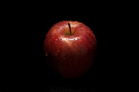 검은 테이블 위에 앉아 있는 빨간 사과 사진 Unsplash의 무료 사과 이미지