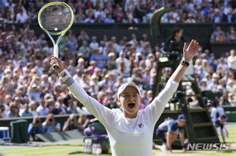 크레이치코바 파올리니 꺾고 윔블던 첫 우승