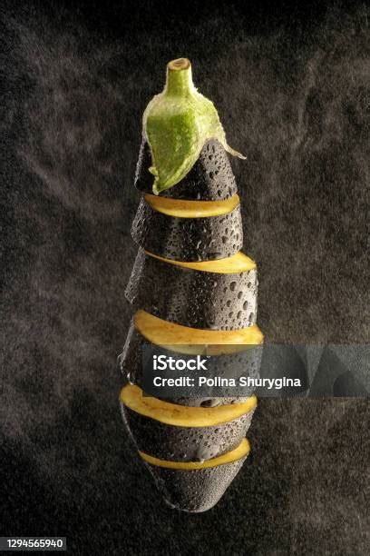 잘 익은 가지는 조각으로 자르고 검은 색 배경에 고립 된 공기로 던져 음식 의 부양 음식과 창조적 인 개념 음식에 대한 스톡 사진 및 기타 이미지 Istock