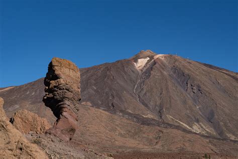 일출 테이데 국립 공원 테네리페 카나리아 제도 스페인을 배경으로 유명한 피코 델 테이데 산악 화산 정상과 로케스 드 가르시아 독특한 암석 의 보기 경관에 대한 스톡 사진 및