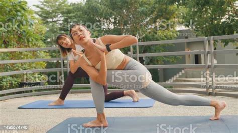 젊은 아시아 요가 교사와 초보자 여성 건강한 라이프 스타일 연습 도시 공원에서 야외에서 요가 건강한 생활 습관과 운동 2명에 대한 스톡 사진 및 기타 이미지 Istock
